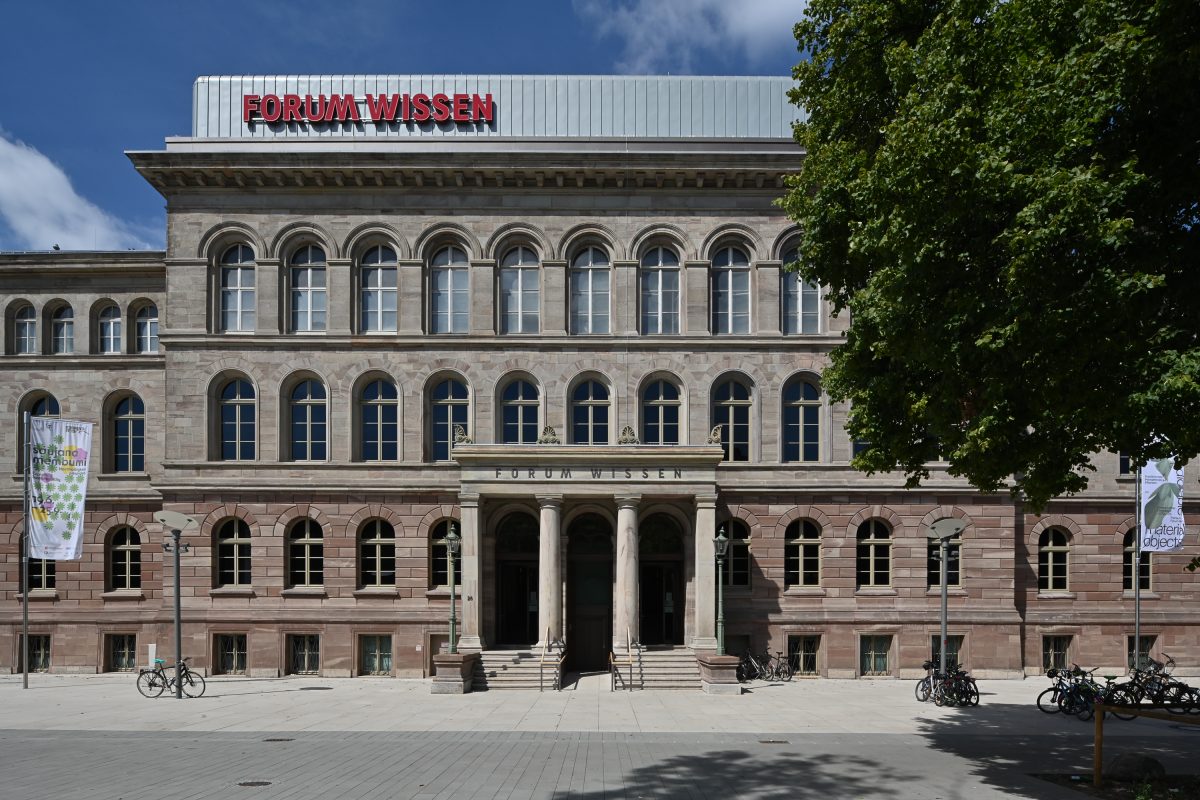 Göttingen_Forum Wissen_Uder Sandstein rot-weiß_Fassade (23)